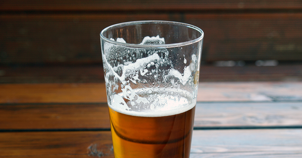 Here's Why You Actually Shouldn't Serve Your Beer In A Pint Glass ...