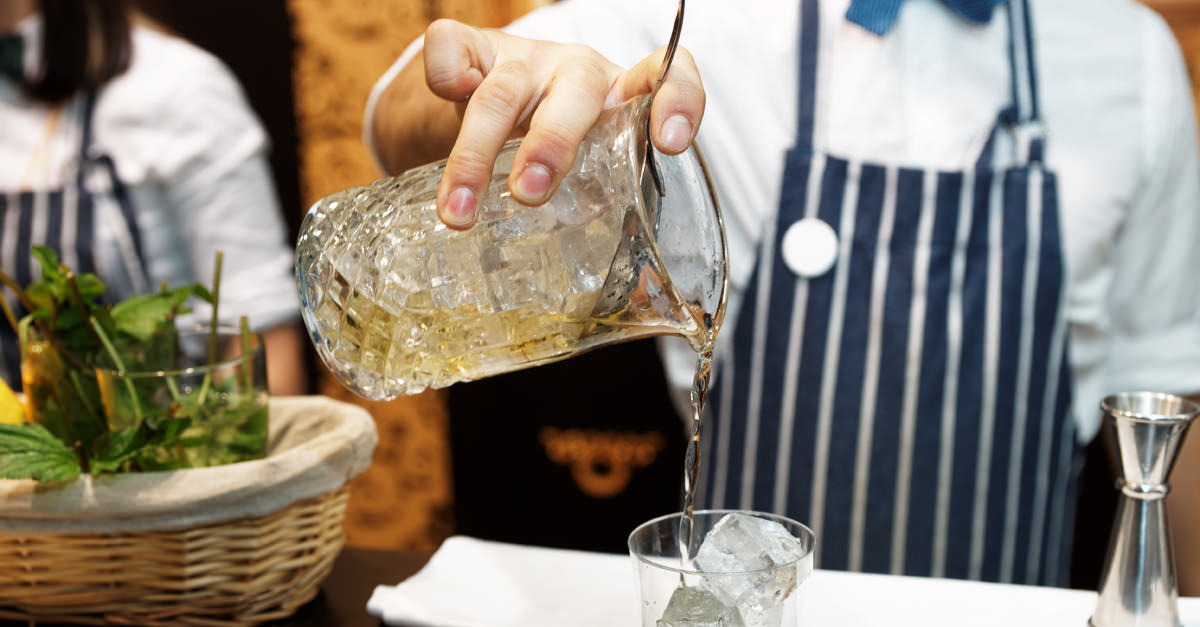 9 Mistakes Most People Make At Cocktail Bars | VinePair 9 Mistakes Most People Make At Cocktail Bars | VinePair
